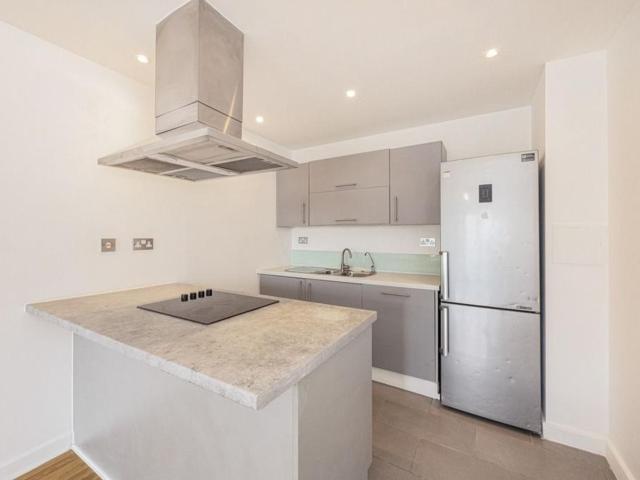 2 bedroom flat to rent on Warton Road, London