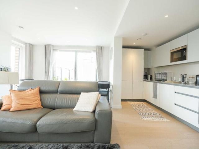 2 bedroom flat to rent on Wharf Road, London