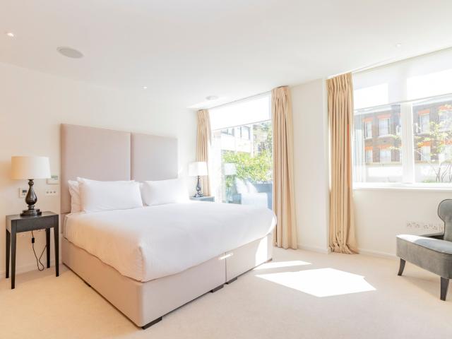 2 bedroom flat to rent on Young Street, London