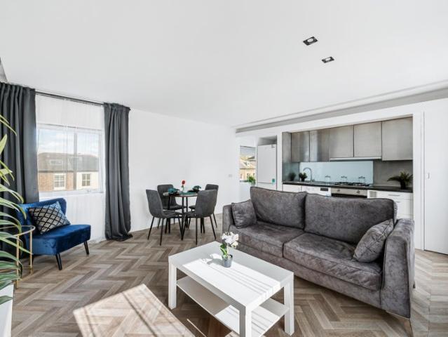 2 Bedroom flat to rent available NOW !