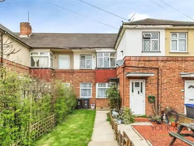 2 bedroom Flat to rent, Barnard Gardens, New Malden, KT3 £1,8.