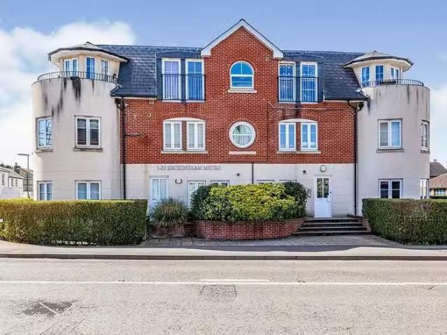 2 bedroom Flat to rent, Beckingham Metro Station Road, Egham.