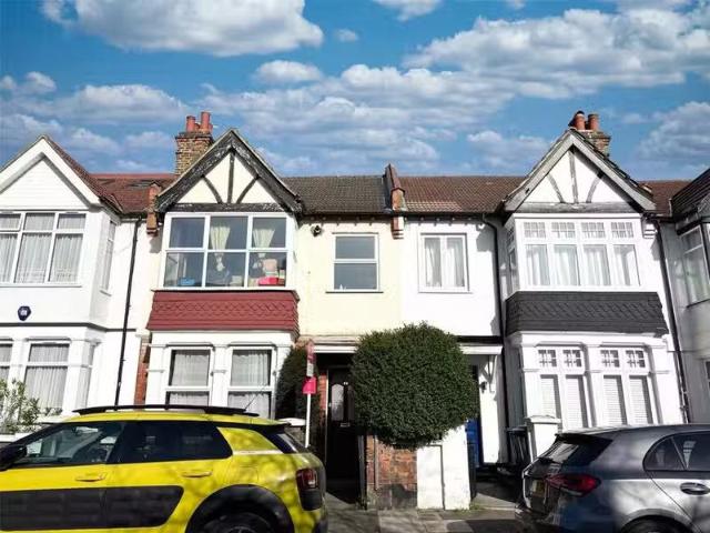 2 bedroom Flat to rent, Bertram Road, London, NW4 £1,750 pcm