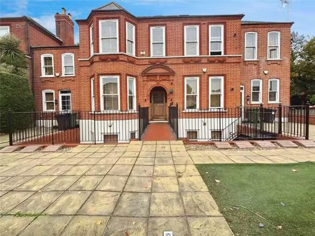 2 bedroom Flat to rent, Brownhill Road, London, SE6 £1,700 pcm