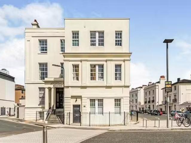 2 bedroom Flat to rent, Carlton Crescent, Southampton, SO15 £.