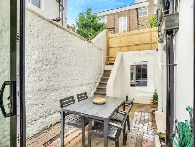 2 bedroom Flat to rent, Chesham Place, Brighton, BN2 £1,700 pcm