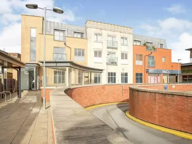 2 bedroom Flat to rent, Church Road, Egham, TW20 £1,750 pcm
