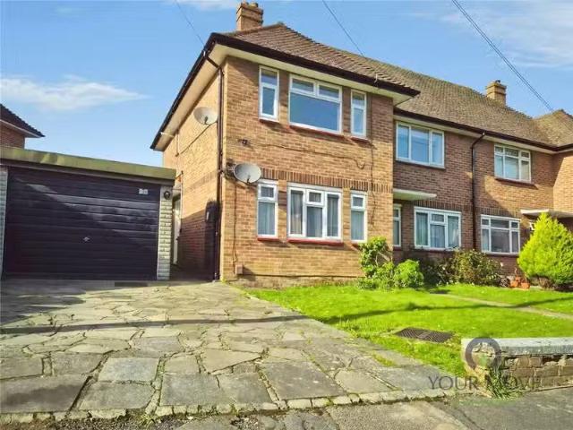 2 bedroom Flat to rent, Collier Close, Epsom, KT19 £1,800 pcm