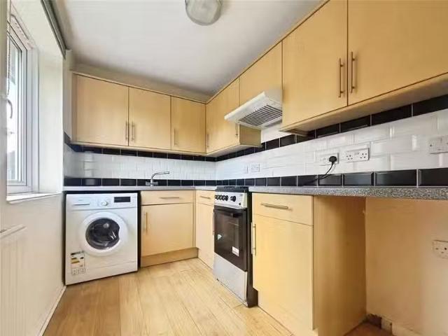 2 bedroom Flat to rent, Cranbrook Close, Gillingham, ME8 £1,0.