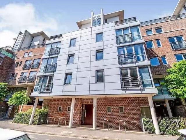 2 bedroom Flat to rent, Cross Street, Portsmouth, PO1 £1,550.