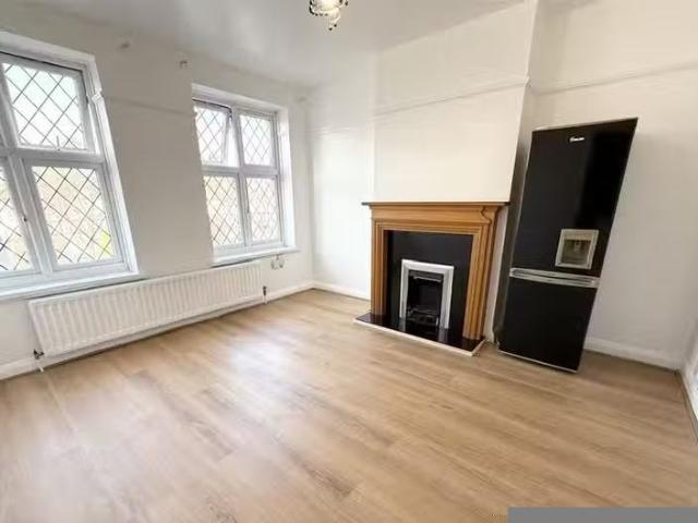 2 bedroom Flat to rent, Croydon Road, Wallington, SM6 £1,500.