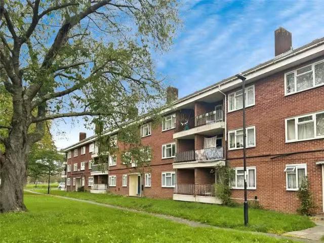 2 bedroom Flat to rent, Evenlode Road, Southampton, SO16 £1,1.