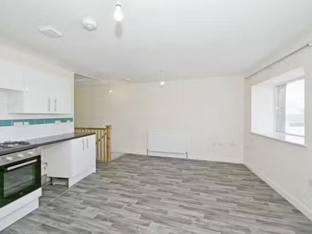 2 bedroom Flat to rent, Fore Street, Troon, TR14 £1,000 pcm