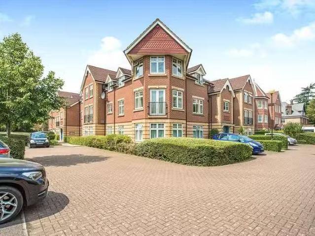 2 bedroom Flat to rent, Grandfield Avenue, Watford, WD17 £1,7.