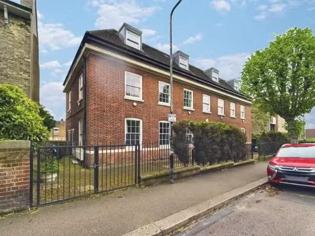 2 bedroom Flat to rent, Grosvenor Park Road, Walthamstow, E17.