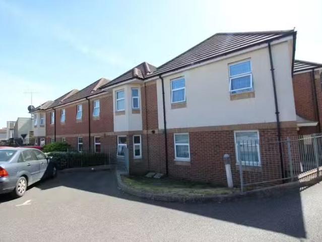 2 bedroom Flat to rent, Hythe Road, Milton Regis, ME10 £1,150.