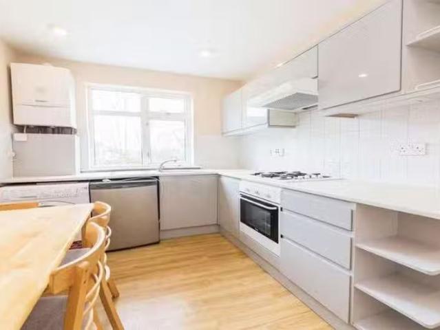 2 bedroom flat to rent in NW2