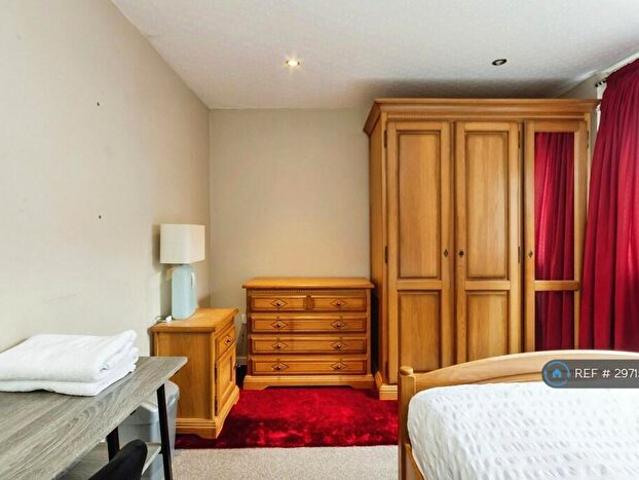2 Bedroom Flat To Rent In Auckland Close, Nottingham, NG7
