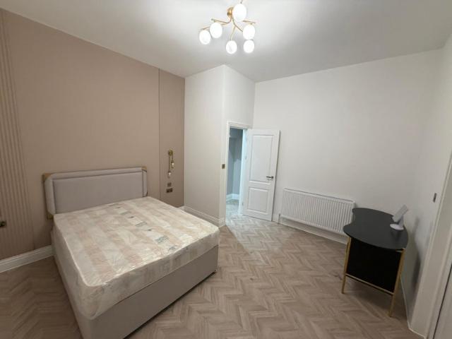 2 Bedroom Flat to Rent in Acton, Ealing, W3