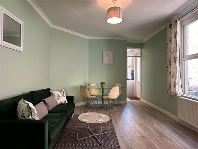 2 Bedroom Flat To Rent In Beechwood Road, Swansea, SA2