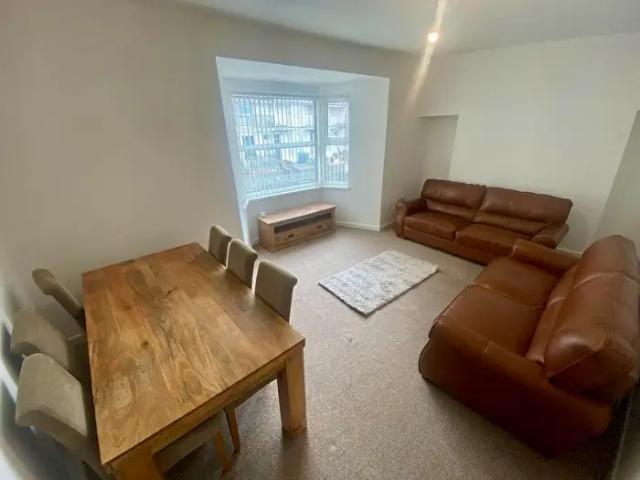 2 Bedroom Flat To Rent In Carlton Terrace, City Centre, Swansea, SA1
