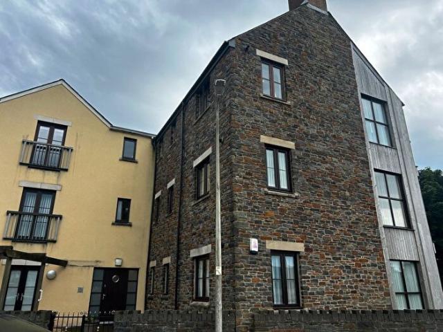 2 Bedroom Flat To Rent In Chandlers Yard, Burry Port, SA16
