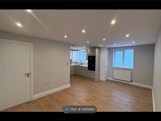 2 Bedroom Flat To Rent In Chadbone Close, Aylesbury, HP20