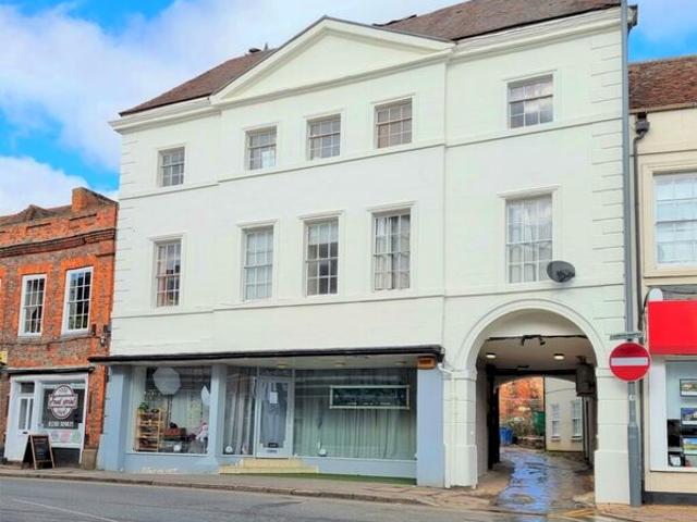 2 Bedroom Flat To Rent In Cobham Mews, Buckingham, MK18