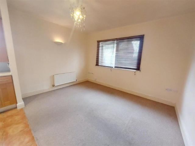 2 Bedroom Flat to Rent in Cole Court, Reservoir Road, Kettering, Northants, NN16