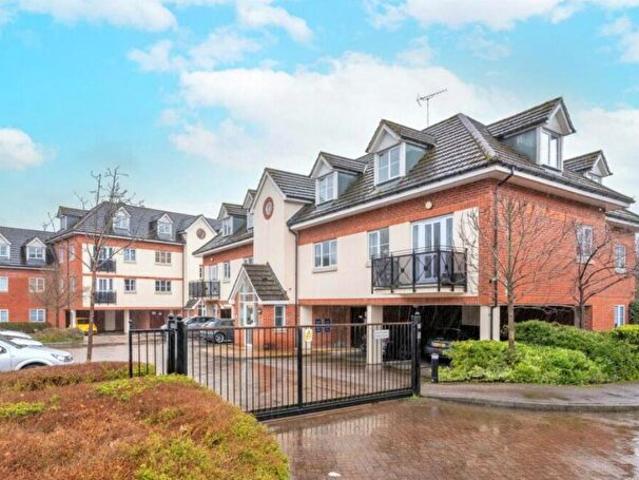 2 Bedroom Flat To Rent In Coy Court, Aylesbury, Buckinghamshire, HP20
