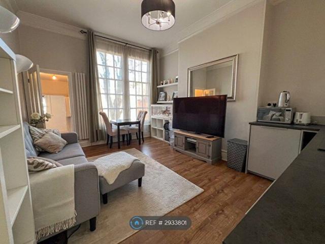 2 Bedroom Flat To Rent In De Montfort Court, Leicester, LE2