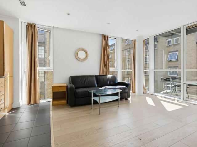 2 bedroom flat to rent in E1