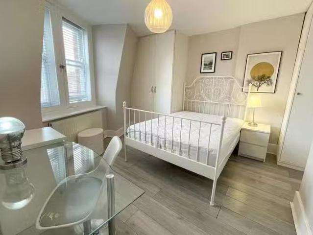 2 bedroom flat to rent in Finchley Road, London NW3