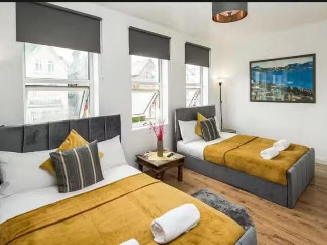 2 bedroom flat to rent in Finchley Road, London NW2