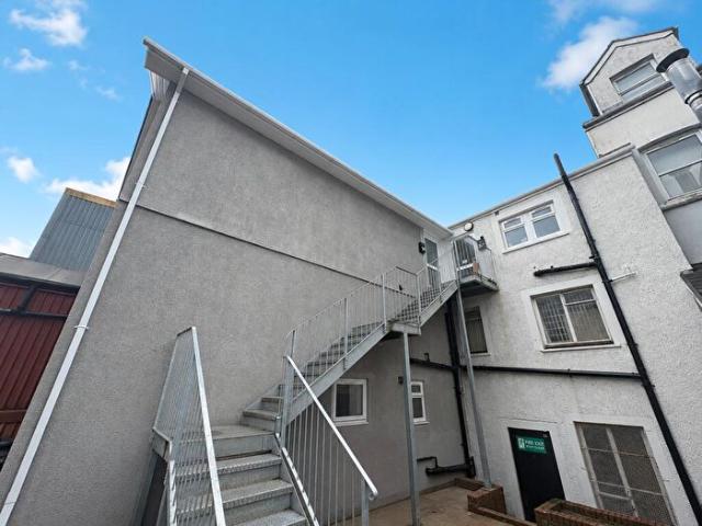 2 Bedroom Flat To Rent In Flat A, Old Barclays Bank Plc, Bethcar Street, Ebbw Vale, NP23