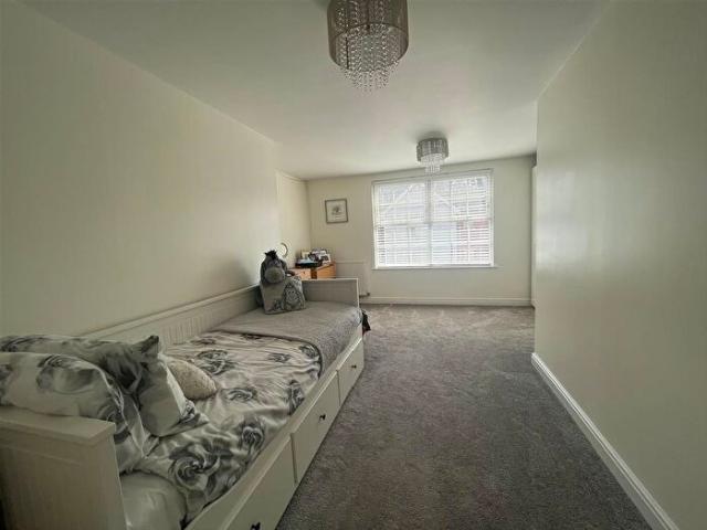 2 Bedroom Flat To Rent In Florey Gardens, Aylesbury, HP20