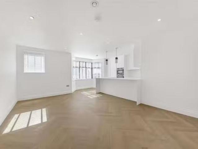 2 bedroom flat to rent in GOLDERS GREEN, NW11