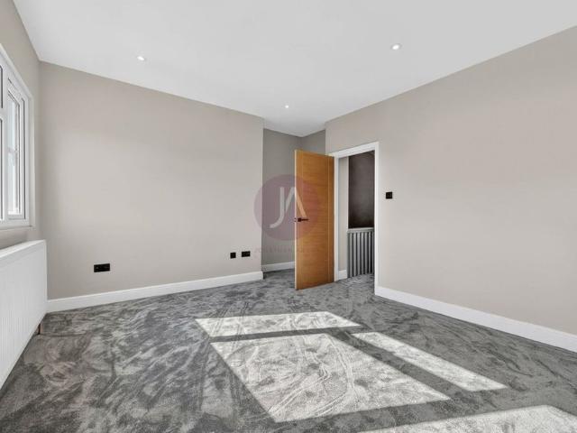 2 bedroom Flat to rent in Golders Green Road, Golders Green, London, NW11