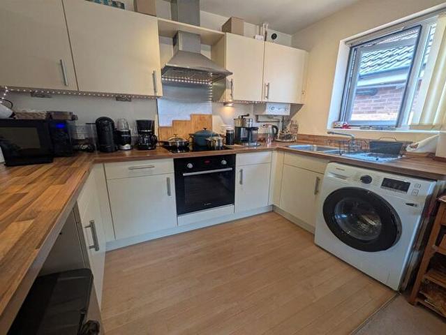 2 Bedroom Flat To Rent In Hassocks Close, Beeston, NG9