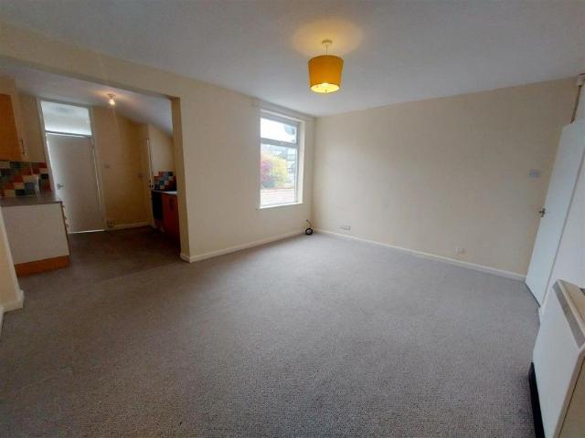 2 Bedroom Flat to Rent in Headlands, Kettering, Northants, NN15