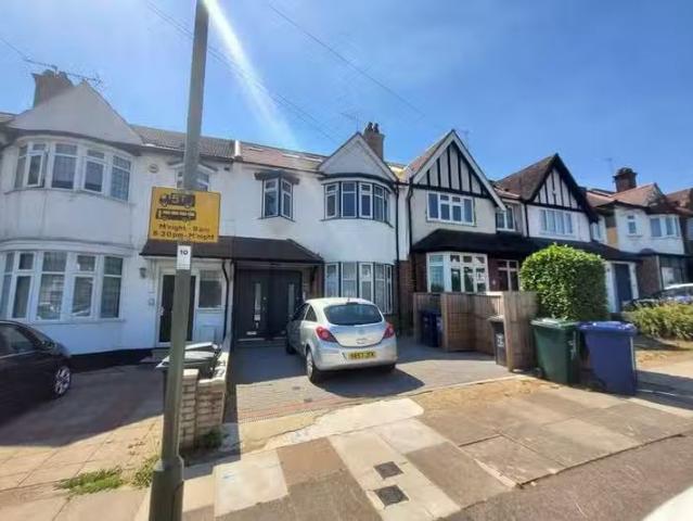 2 bedroom flat to rent in Hendon, NW4