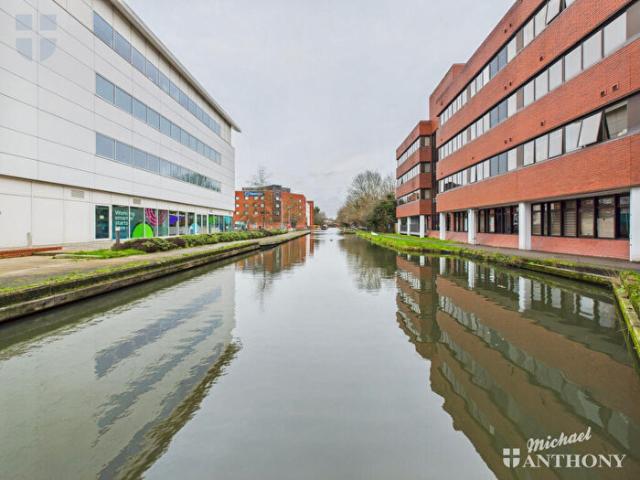 2 Bedroom Flat To Rent In Kingfisher House, Theatre Distict, HP21