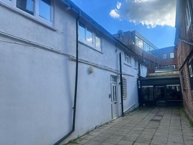 2 Bedroom Flat To Rent In Kingsbury, Aylesbury, HP20