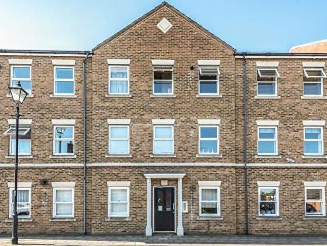 2 Bedroom Flat To Rent In Kingsgate, Aylesbury, HP19