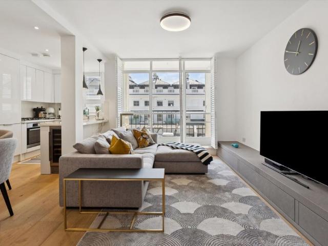 Two bedroom flat to rent in Lancaster Gate, W2