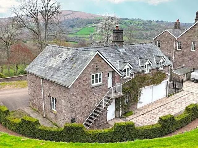2 Bedroom Flat To Rent In Llanbedr Road, Crickhowell, NP8
