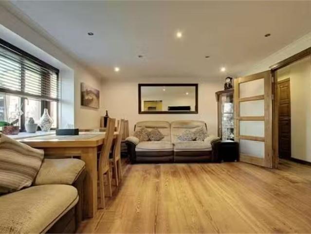 2 bedroom flat to rent in London, NW2