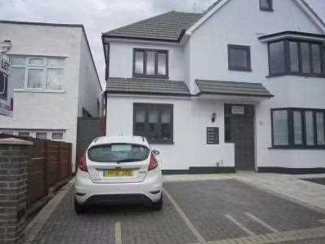 2 bedroom flat to rent in London NW2