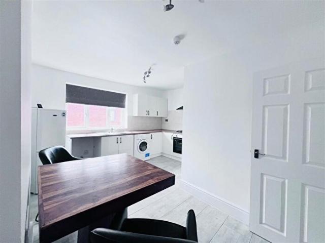2 Bedroom Flat To Rent In Loughborough Road, West Bridgford, Nottingham, NG2