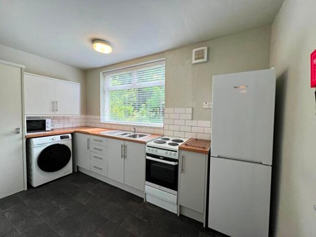 2 Bedroom Flat To Rent In Sycamore Court, Beeston, Nottingham, NG9